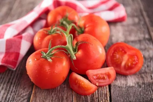 De rijkste leon-gedroogde tomaten, verliezen tot 90% van de massa van de initiële