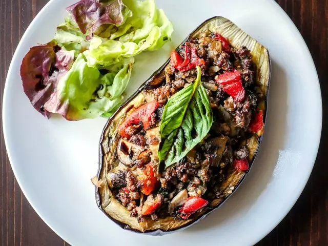 Aubergine gebakken in de oven - de beste recepten van heerlijke gerechten met een foto 10507_11