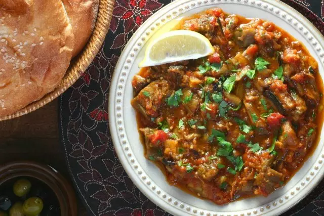 Aubergine bakt i ovnen - de beste oppskrifter av deilige retter med et bilde 10507_15