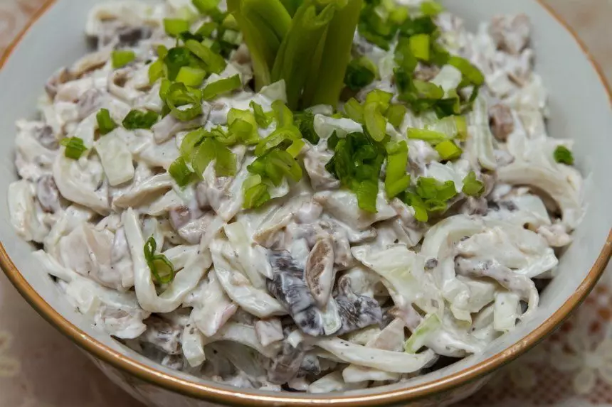 Salat fra Raw Champignons til Kebab