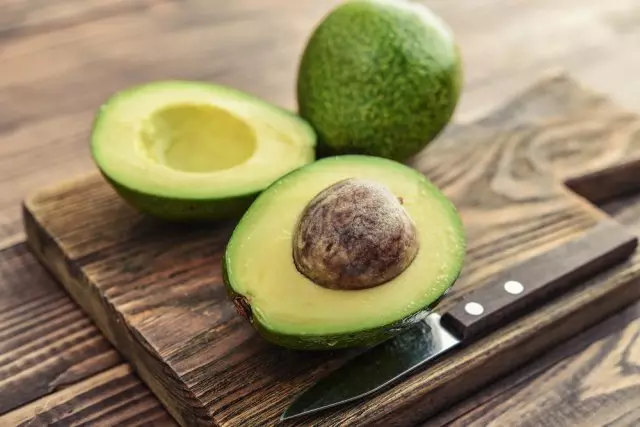 Yuav ua li cas xaiv thiab kho avocado thiab txiv nkhaus taw