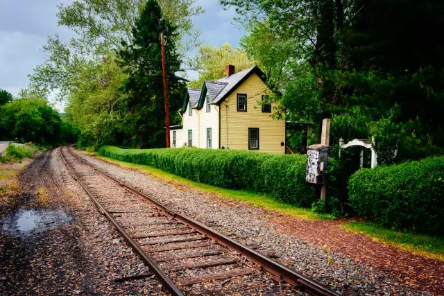 Ferrocarril cerca de la casa