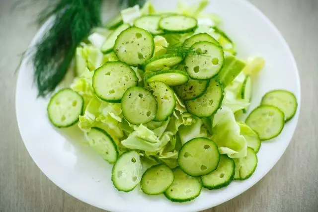 Lekkere simmer salades - Ienfâldige resepten mei foto's 10684_1