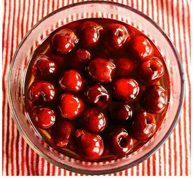 Ano ang masarap na magluto mula sa cherry - mga recipe ng mga larawan na may mga larawan 10773_13