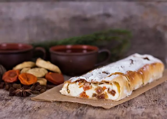 Strudel dengan buah kering