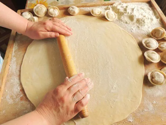 Meriv çawa li malê Dough Cook: 9 Rêwîtiyên hêsan 11583_11