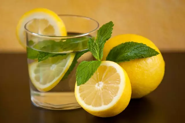 Eau avec citron pour perdre du poids