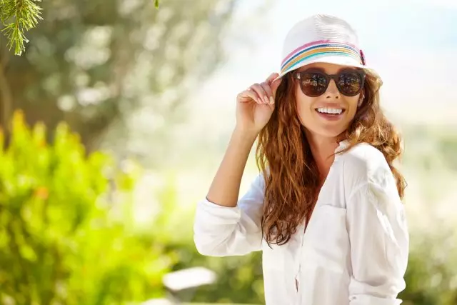 5 απλά τρόποι για να προστατεύσετε το κεφάλι σας από τον ήλιο στη χώρα