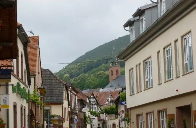 It doarp leit oan 'e foet fan' e bergen