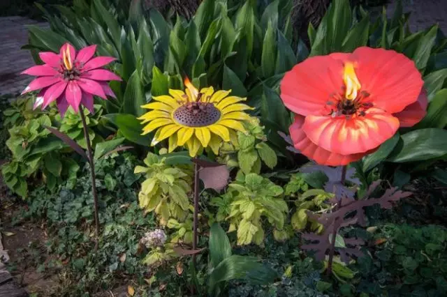 Garden Torches er hægt að setja upp einn í einu og hópum.