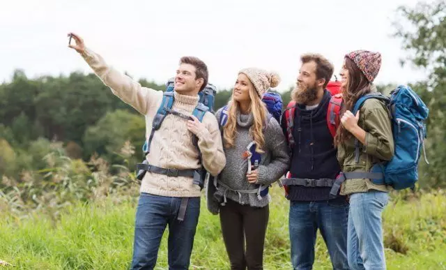 Företaget med ungdomar i kampanjen gör selfie foto