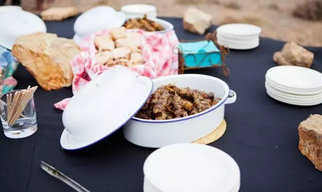 Ruokailuvälineet ruokaa pöydällä Kebabs-valokuvassa