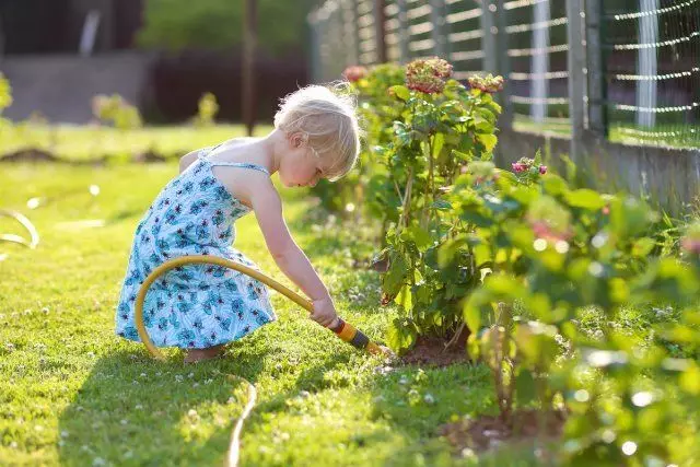 La niña toalla las flores