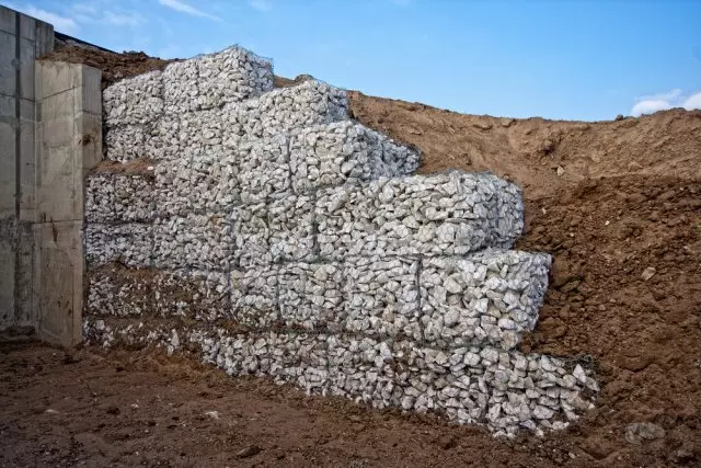 Gabions vahvistaa kaltevaa