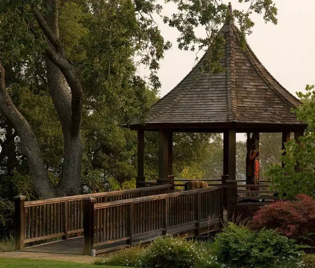 Beautiful and simple garden gazebos 1415_29