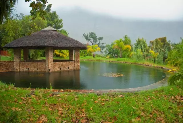 Múrsteinn gazebo.