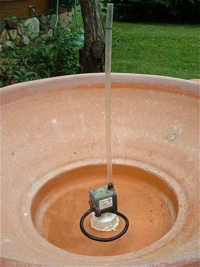 Keramiktopfbrunnen.