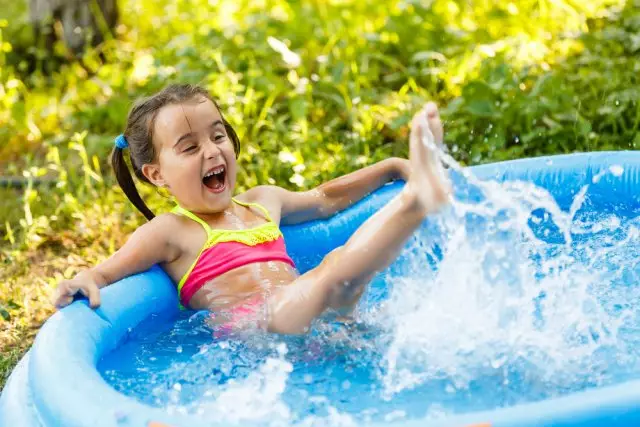 Enfant dans la piscine