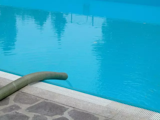 turnați apa în piscină