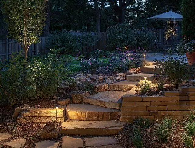 Uso de lámparas de paneles solares para iluminar las escaleras de piedra.