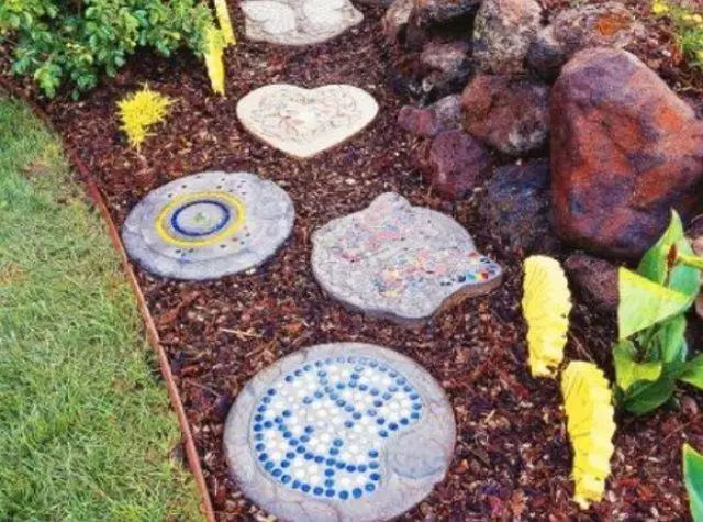 Garden paths with their own hands: 9 original ideas 1465_15