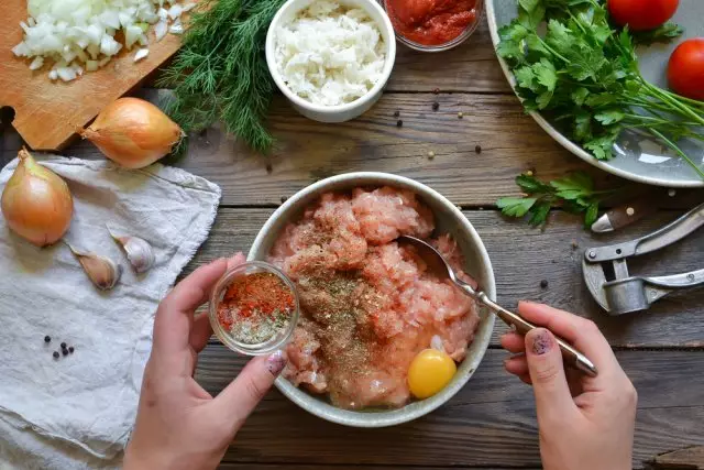 Milyen fűszerek add a cutlets-hez