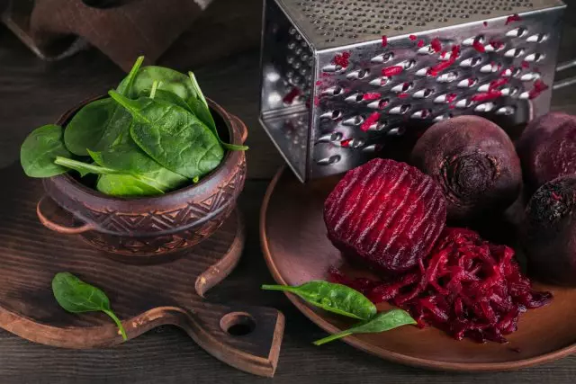 Secretele de gătit Borscht delicios cu sfeclă și varză proaspătă