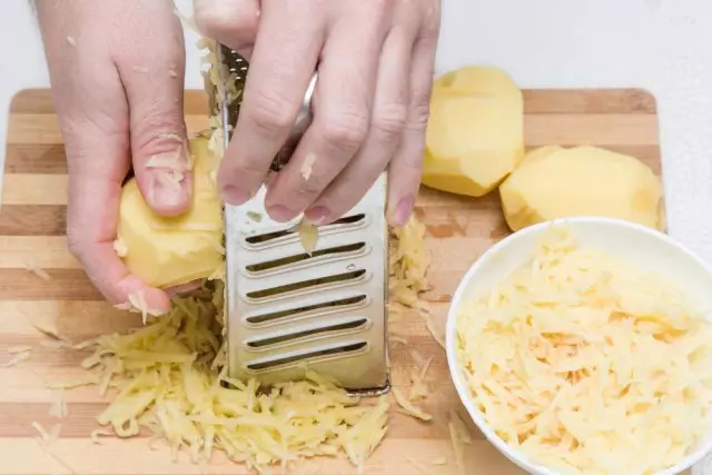 Cómo cortar las papas en la sopa.