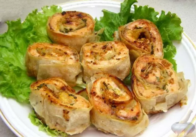 Salmon Rolls kwit nan yon panèl