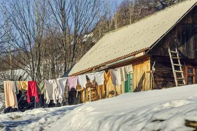 Dréchent Kleeder am Land vum fréie Fréijoer