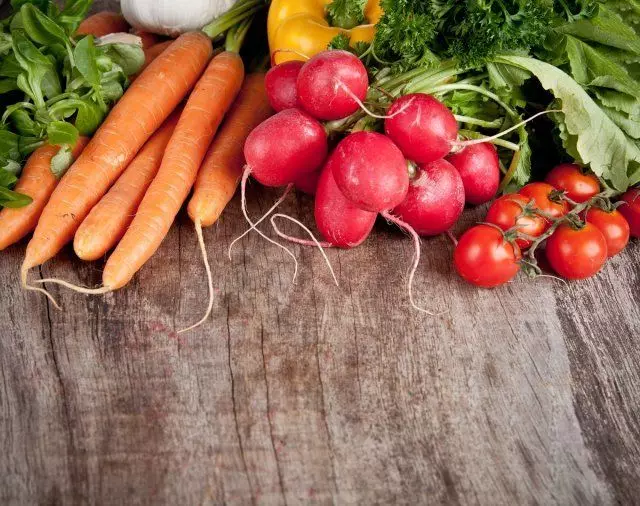 Légumes sur une table en bois