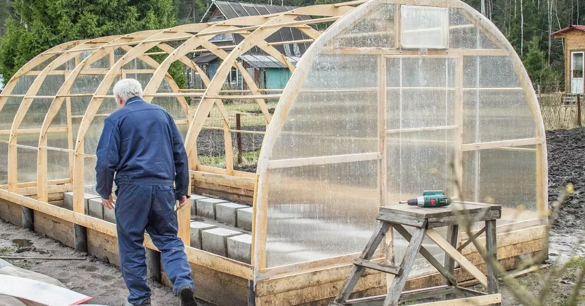 Hvordan omhyggelig bryr seg om et drivhus fra polykarbonat?