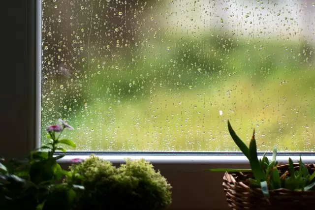 Pluie en dehors de la fenêtre