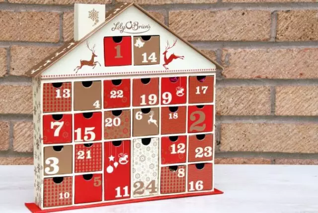 Calendario dell'avvento sotto forma di una casa