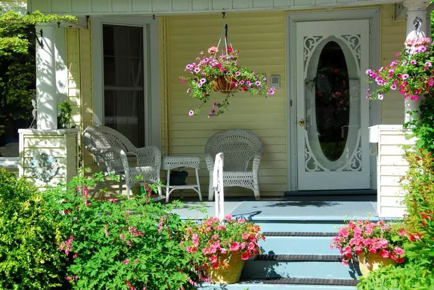 Πώς να κάνετε μια βεράντα σπίτι πιο άνετο: 6 απλές ιδέες στις φωτογραφίες 187_12