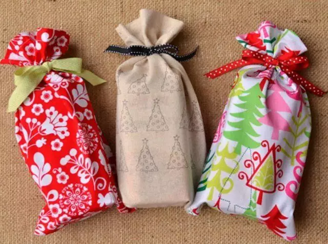 15 moduri de a împacheta frumos un an nou și un cadou de Crăciun 2105_13