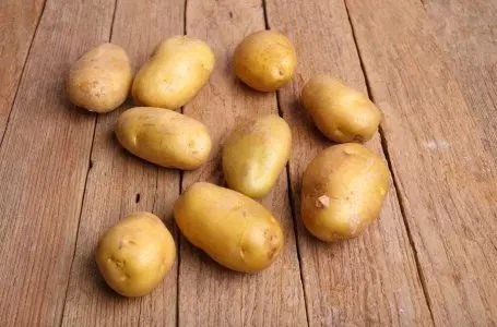 Kalendaryo sa paggamot ng patatas mula sa mga sakit at mga peste 2112_24