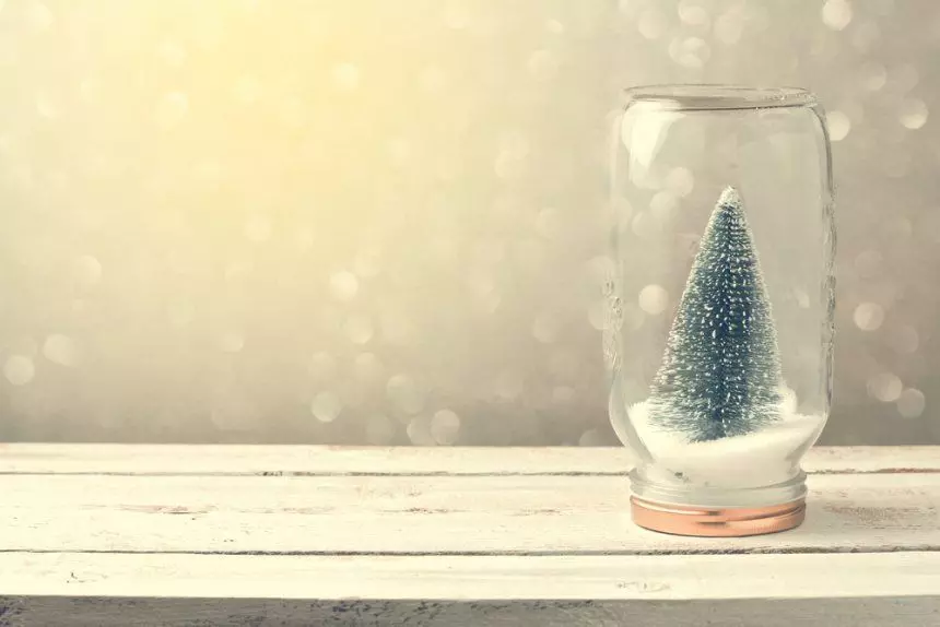 Weihnachtshintergrund mit Baum in Glas und Bokeh