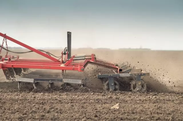 Traktor ji bo çandiniyê erdê amade dike