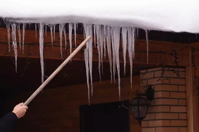 Làm thế nào để hạ gục các cột băng từ mái nhà