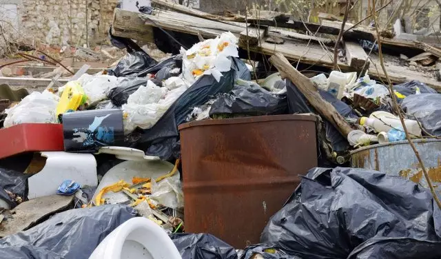 Ein Nachbarschaft wirft Müll in mein Grundstück aus