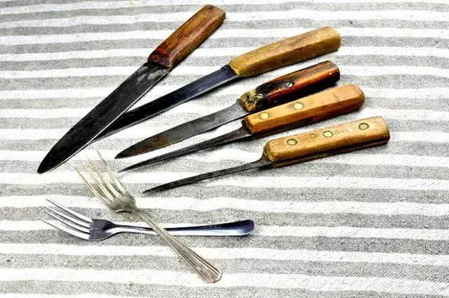 Alças de faca e garfos geralmente voam simplesmente da velhice