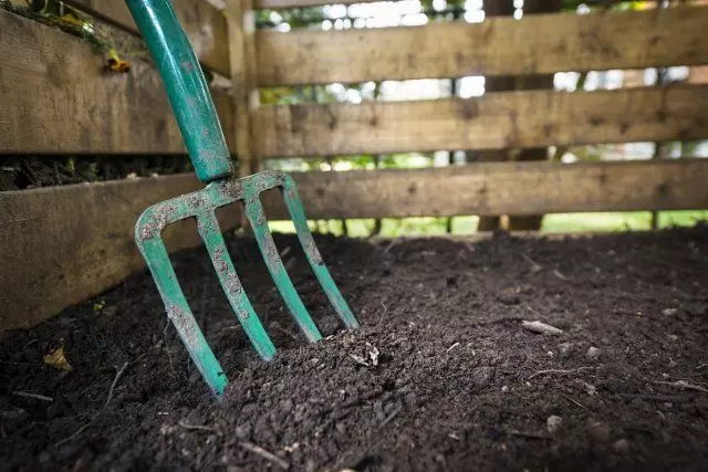 Forquilla de jardí Tornant al sòl compostat negre en paper de compost de fusta