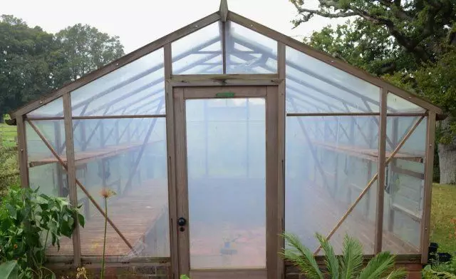 Eroticing greenhouse na may sulfur checkers.