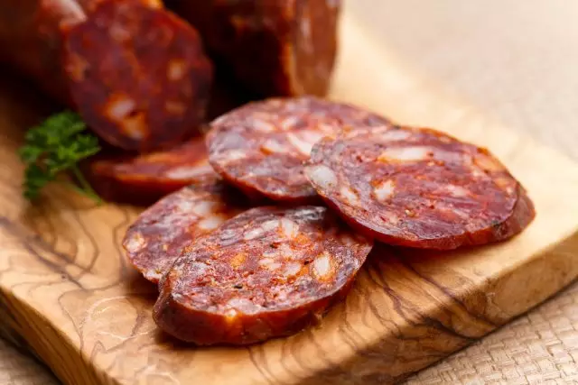 נקניקיות chorizo.