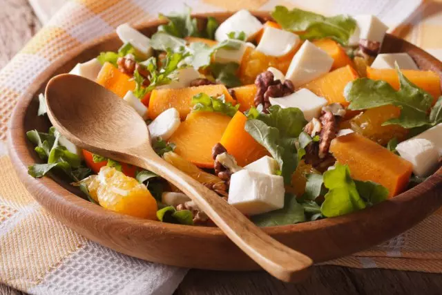 Salade e ncha e nang le Persimmons, Walnula, Arugula, Cheese le lilamunu tse haufi. E otlolohileng, rustic