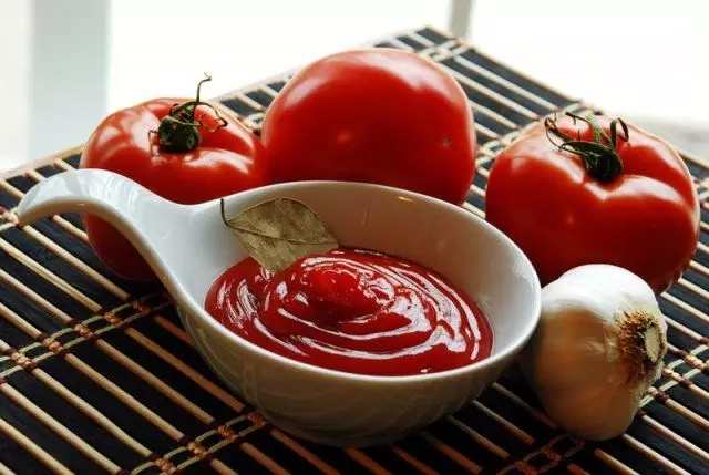 Molho em casa de tomates para o inverno - as melhores receitas 3779_1