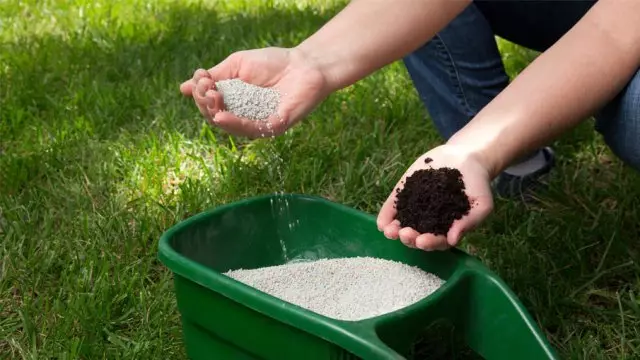 Manyolo ka har'a granules bakeng sa mobu