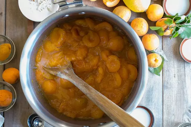 What to cook from apricots for the winter - the best home orders 3957_3