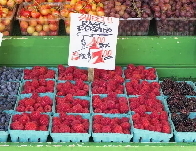 Quả việt quất Raspberries nho Cherries Blackberries Hiển thị với bảng hiệu ở quầy rau quả